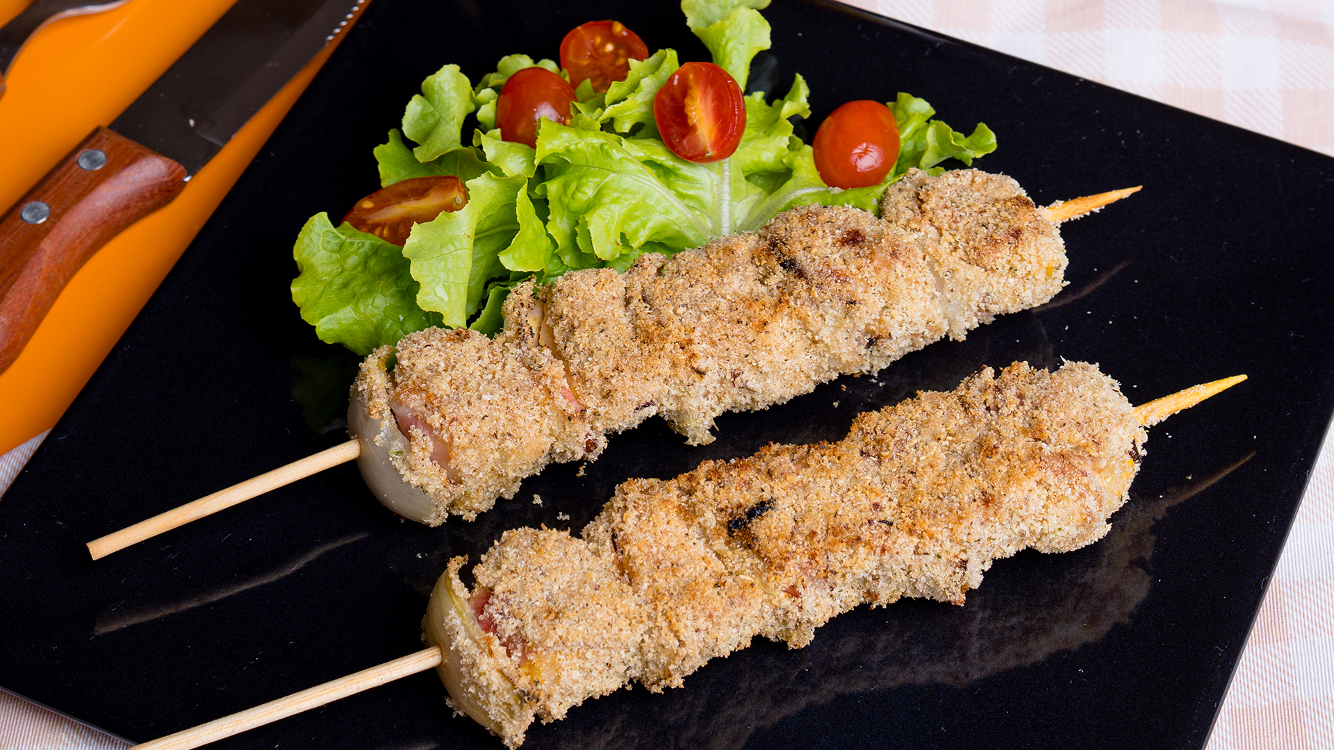 Receita de Espetinho de frango empanado na farofa - Santa Massa